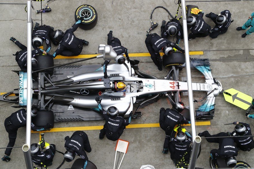 Gathering data from Lewis Hamilton's F1 car during a pit stop - How ...