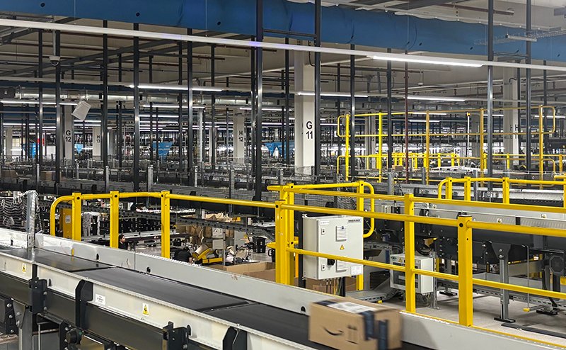 Behind the scenes at Amazon UK’s robotic-powered warehouse | Computer ...